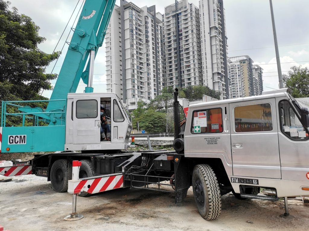 20-Ton Kato Mobile Crane - Star Macs Smart Rental