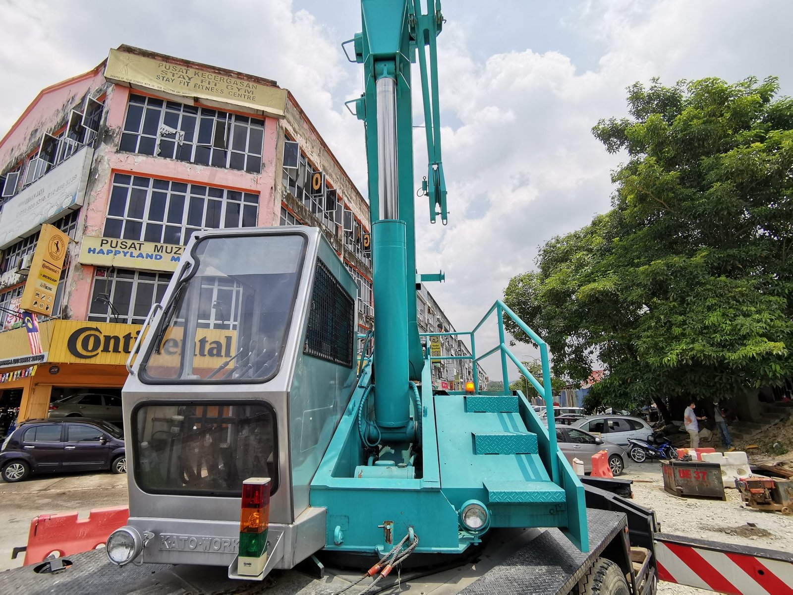 20-Ton Kato Mobile Crane - Star Macs Smart Rental